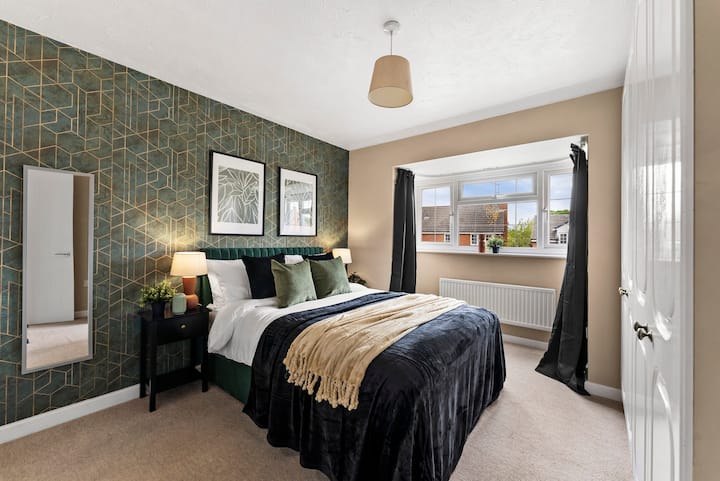 Spacious 5-bedroom Home In Cheltenham - 코츠월드