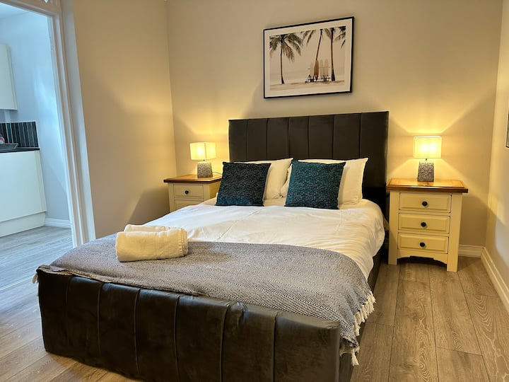 Studio 5 - Ensuite, Separate Kitchen, Living Room - Slough