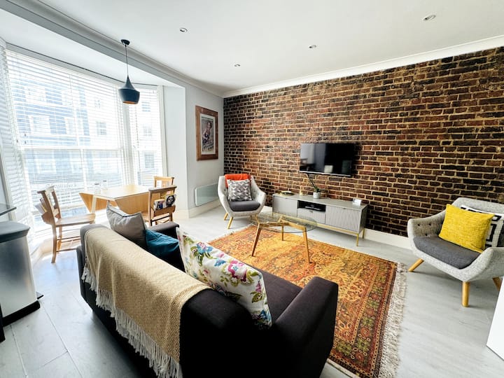 Waves: Central Beach Town Apartment - Hastings
