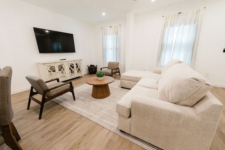 Peal Pearl Pearl! 5 Bedrooms 0.5 Mile From Pearl - San Antonio, TX