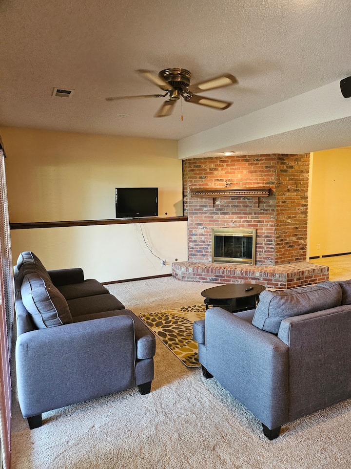 Privatebasement & Own Front Door - Spring Hill, KS