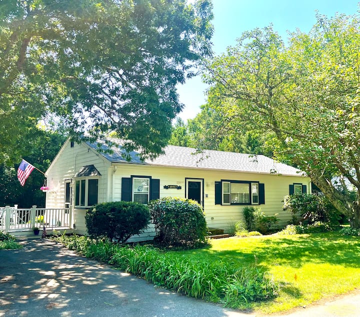 Pretty Cottage Steps From Ocean! - Woods Hole, MA