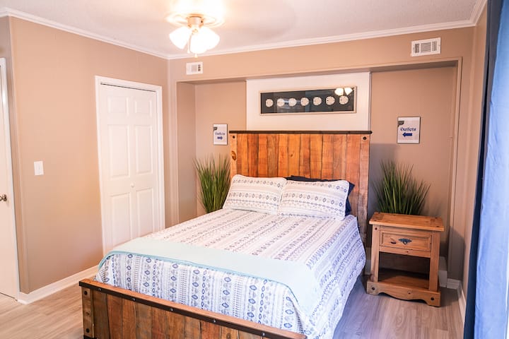 1 Bedroom, Queen Bed, Full Living Space & Kitchen - Hattiesburg, MS