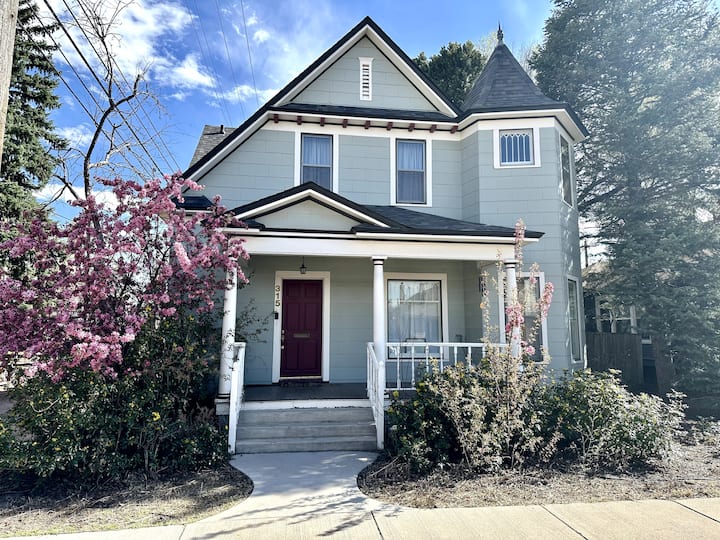 Charming Downtown Victorian Near Colorado College - Colorado Springs, CO