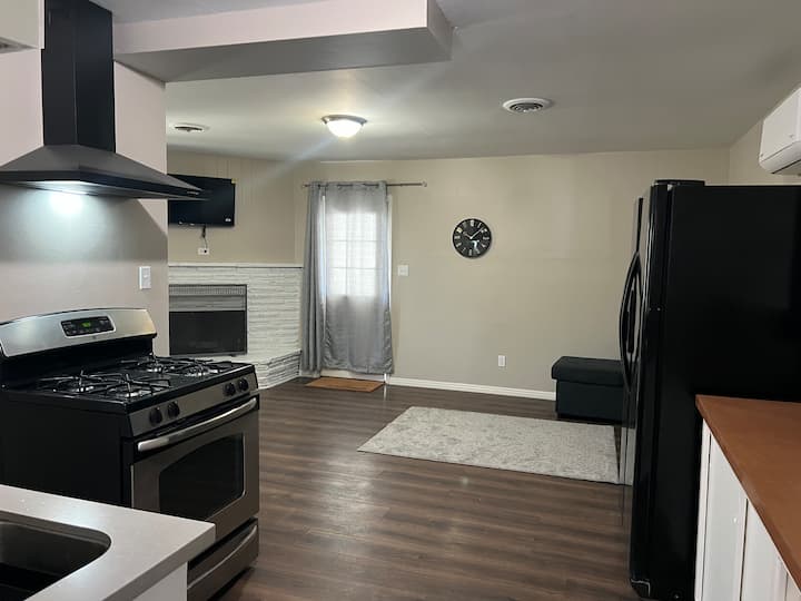 Entire Studio With Kitchenette - 貝克斯菲爾德