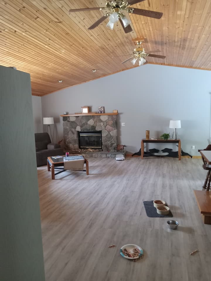 1 Mile From Geneva On The Lake. - Geneva, OH