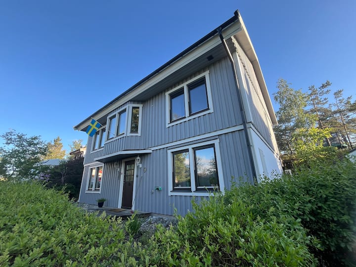 Idylliskt Familjehus På Höjden - Huddinge