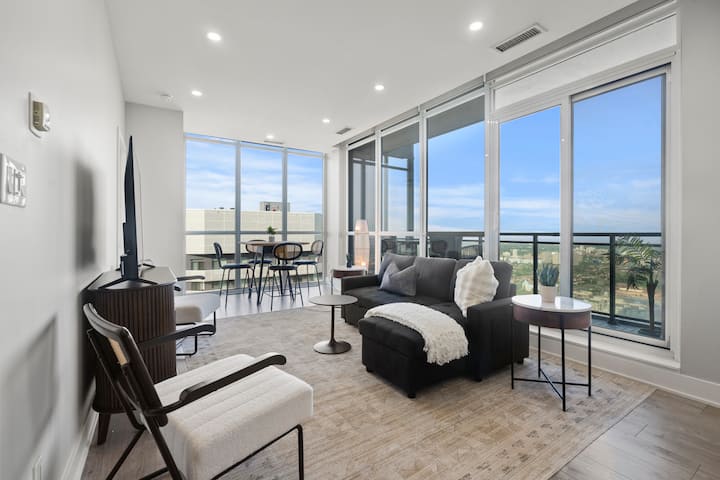 Skyline Views Penthouse, Gym, Pool & Sauna - Mississauga