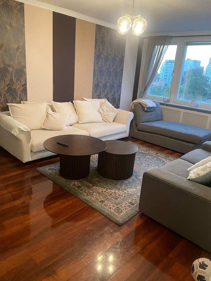 Stor Lägenhet I Solna Centrum - Stockholm