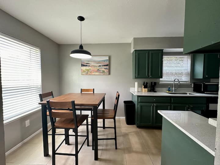 *Quaint Apt W/ Kitchen In Entertainment District* - Arlington, TX