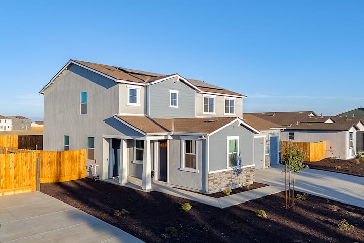 Executive Suite • Ac • Fast Wifi • Secure Sleeps 3 - Bakersfield, CA