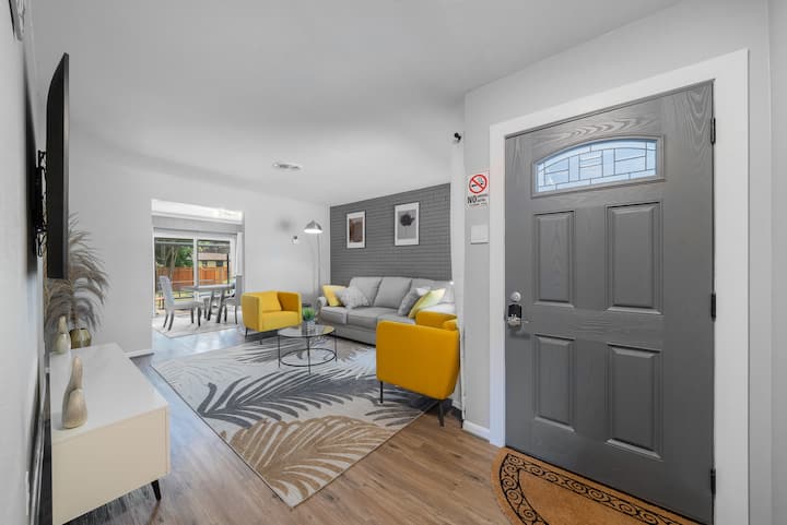 3-bd Haven | Hot Tub, King Bed, Pool Table, Grill - Richardson, TX