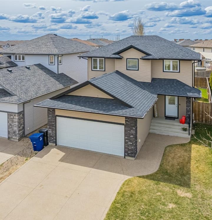 4br Home For Large Families & Groups | Stonebridge - Saskatoon