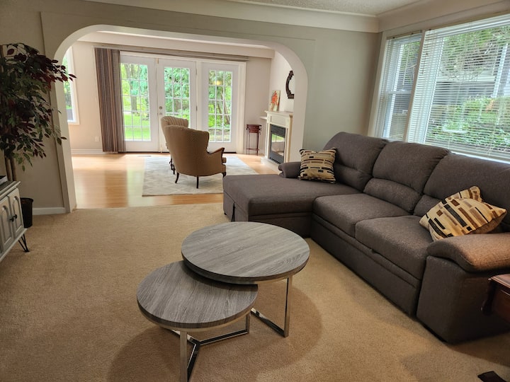 The Cedars: A Spacious & Bright Apartment - London