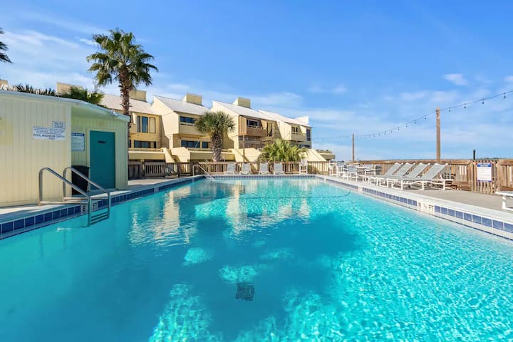 Dolphin Delight: Soundview Townhome, Tennis, Pool - Pensacola Beach, FL
