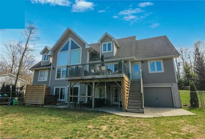 Mak's Beach House - Sauble Beach - Sauble Beach