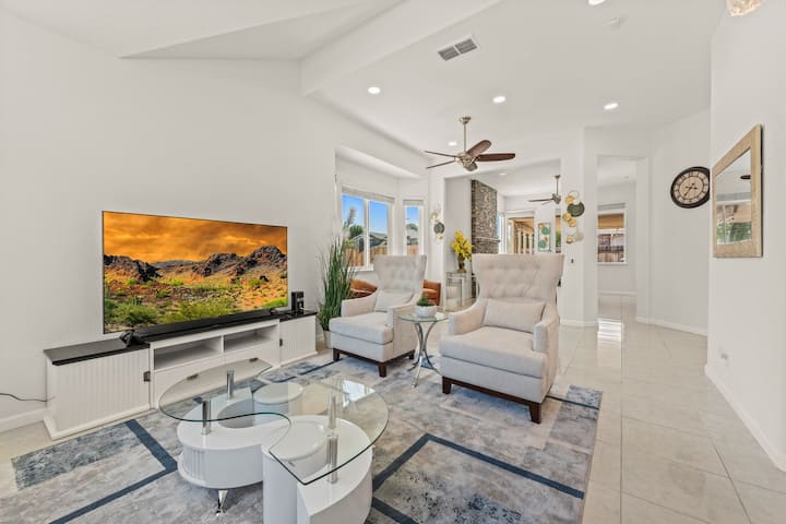 Family Oasis: Modern 4-bedroom Escape" - Vineyard, CA