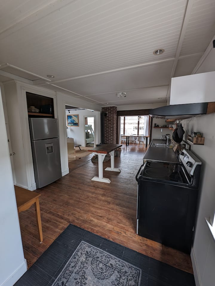 2bdrm Entire House Downtown W/yard - Squamish