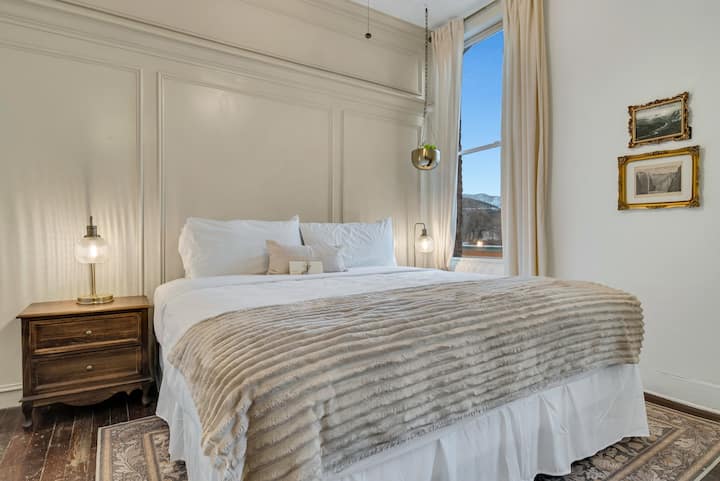 King Suite Rm 11 In Azs Oldest Hotel On Route 66! - Williams, AZ