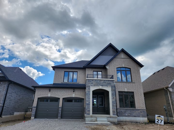 Luxurious New-built Retreat - Orillia