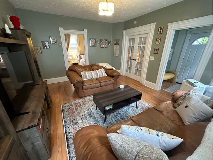 Charming 2br Home With Office - Cleveland