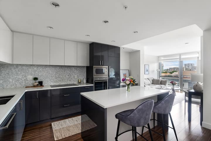 Luxury Condo Downtown Victoria With Parking - Victoria