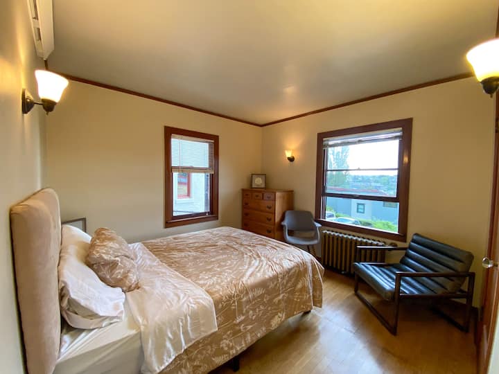 Chic Eastlake 2br Near Fred Hutch And Uw - Seattle, WA