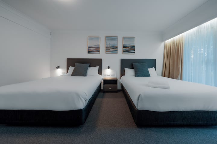 Two Queen Beds With Garden View - The Entrance