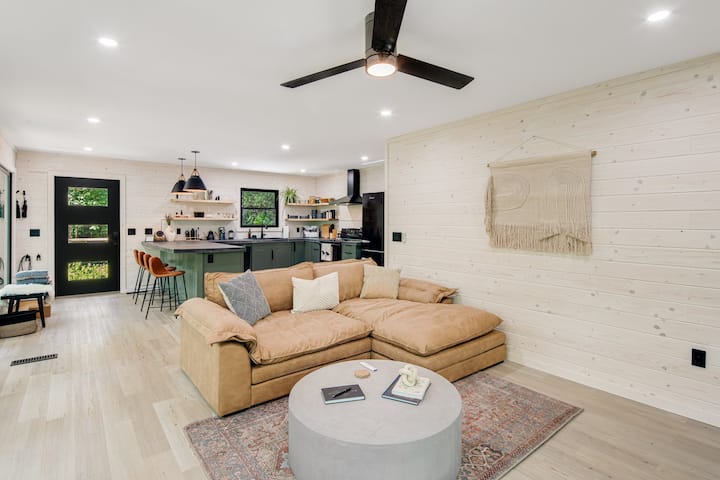 Hygge Hideaway: Pet Friendly Cabin With Hot Tub - Chimney Rock, NC