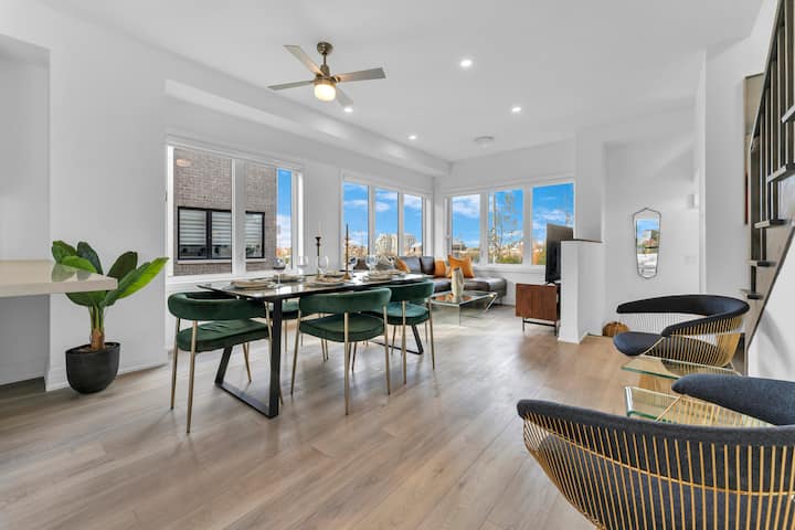 Upscale Townhome Retreat Near Downsview Park Blvd - Toronto