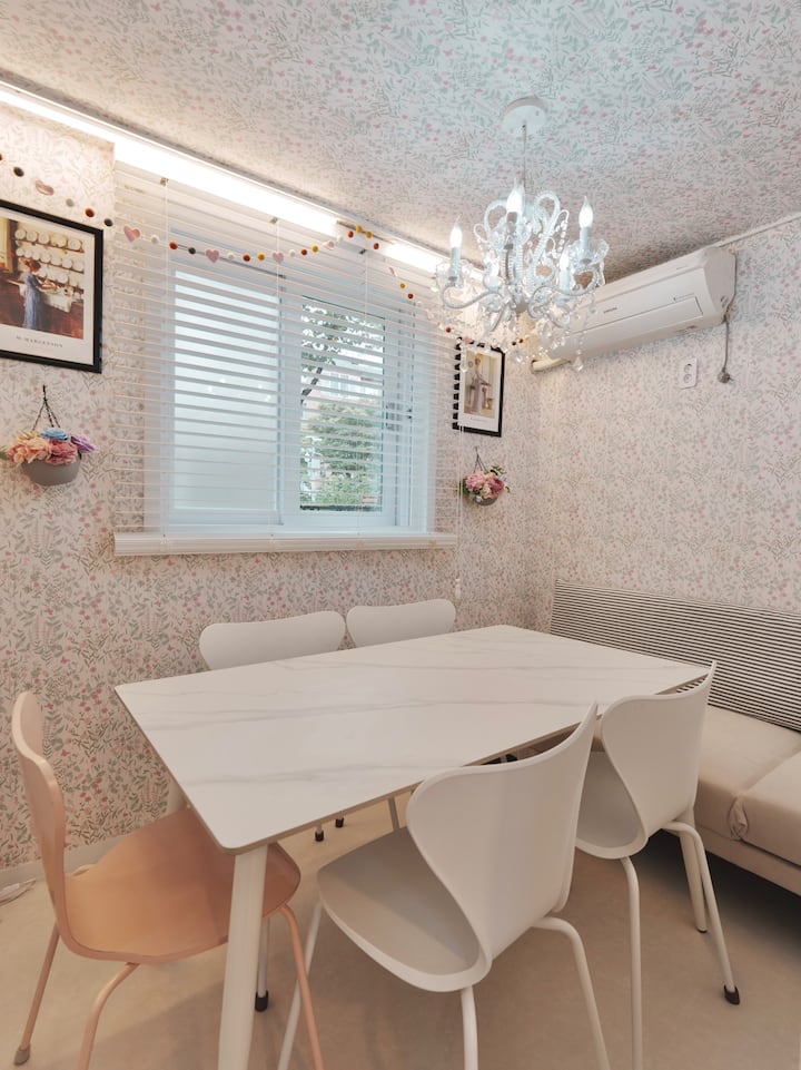 [오픈New]홍익대학교역 6번출구5분/홍대 메인로드/신촌10분/주차가능/짐보관/공원뷰 - Seoul