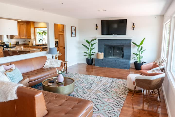 City & Mountain Views | Hilltop Viewhouse - Colorado Springs, CO