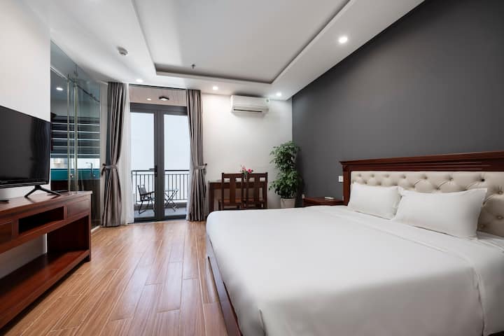 Hsuites | Vibrant Apartment With A Pool - Vietnam