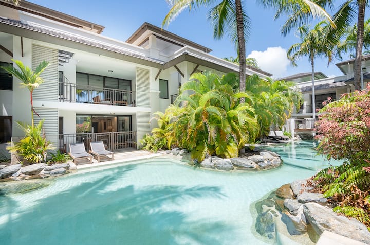 Resort Swim-out—sunshine, Sand & Poolside Serenity - Port Douglas