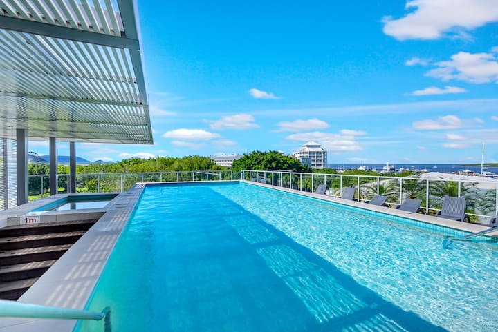 Waters Edge At Harbour Lights—poolside Convenience - Cairns
