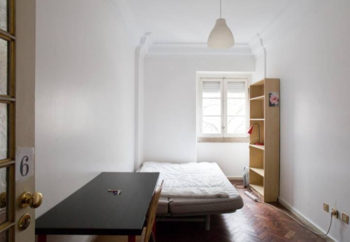 Basic Room For Couple At Lisbon # - Lumiar