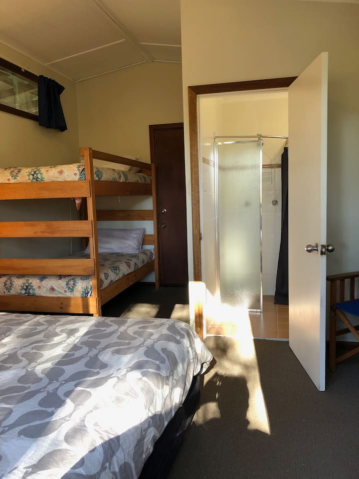 Cabin 6  1 X Qb  1 X Bunk Bed - Mayfield Garden, Oberon