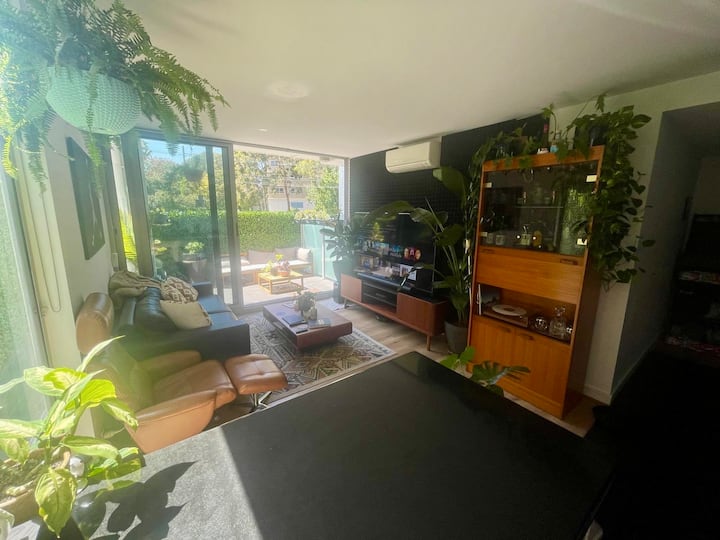 Home Away From Home. Location+ - 聖基爾達