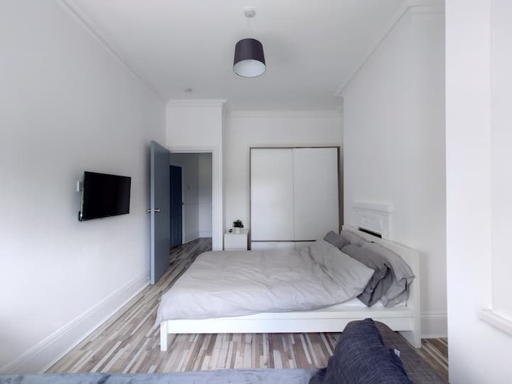 Spacious Studio Apartment - Brentford