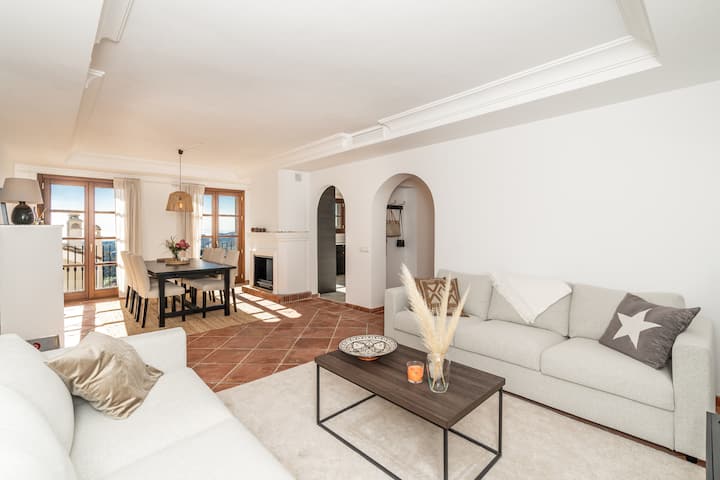 Exquisite Apartment With Stunning Sea Views - Benahavís