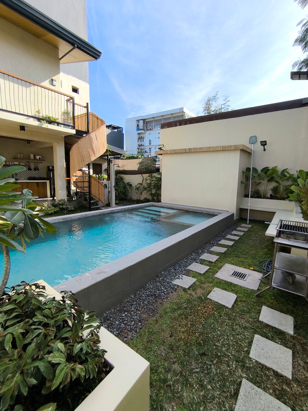 Metro Manila Vacation Rentals with a Pool - Philippines | Airbnb