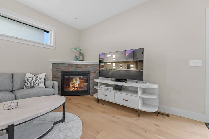 Tc Townhome Near Downtown W/ Electric Fireplace - Traverse City, MI