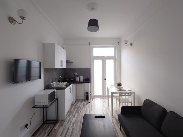 Private Internet 1 Bed Apartment In West London - London Heathrow Airport (LHR)
