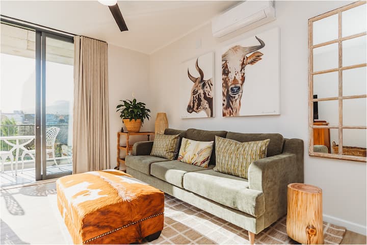 Gorgeous Apartment, City Centre & Mountain Views - George