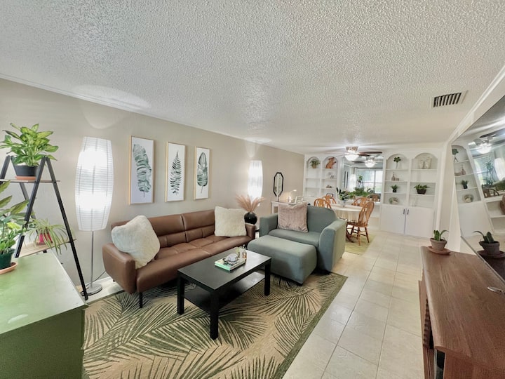 Clean, Comfortable, And Close To Campus! - Gainesville, FL