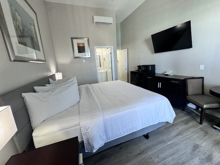 Johns Pass Hotel - Gulfport, FL