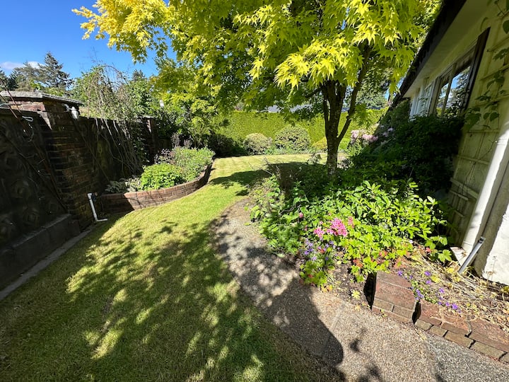 Deer Lake Spanish Villa - New Westminster