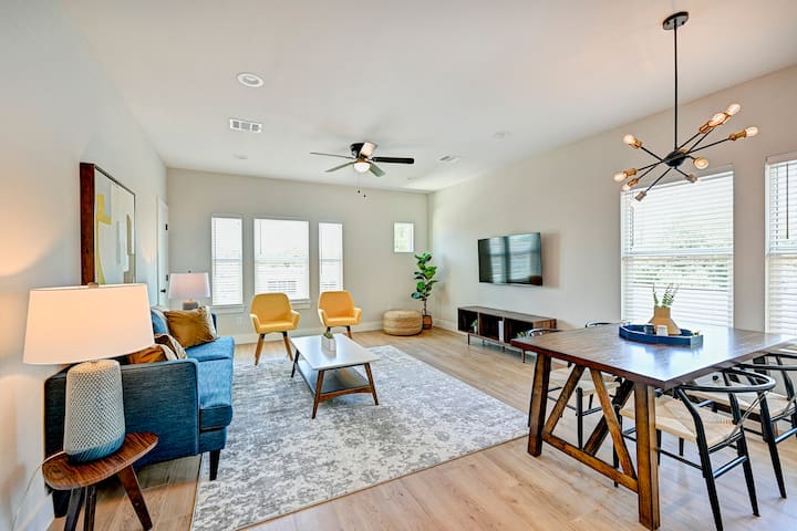 Chic 2br Getaway | Downtown Access, Wifi & Parking - Houston, TX
