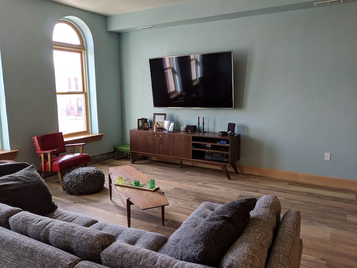 Main St. Modern Loft - Baker City, OR