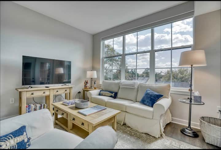 Elegant Uptown Condo Withparking - Annapolis, MD